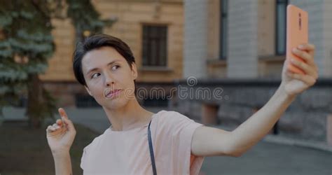 C Mara Lenta De Una Jovencita Alegre Tom Ndose Un Selfie Con Una C Mara De Smartphone Posando Y