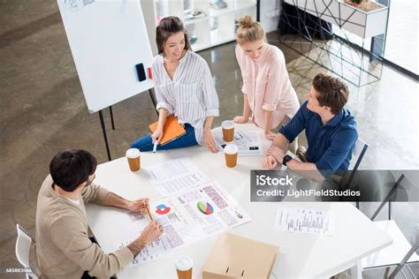 직장에서 차트를 논의 하는 젊은 사업가의 높은 각도 보기 그래프에 대한 스톡 사진 및 기타 이미지 그래프 기업 재무와 산업 남자 Istock