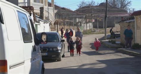 Mbyllja E Shkollave Devoll Nxënësit Udhëtojnë Me Paratë E Tyre Aktualitet