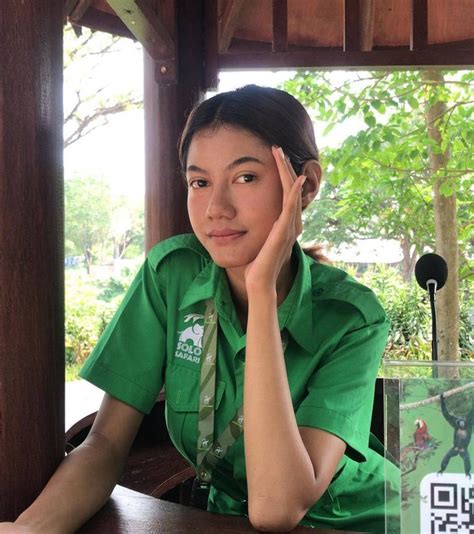 10 Potret Klaudia Krish Pemandu Wisata Kebun Binatang Cantik Yang Mirip