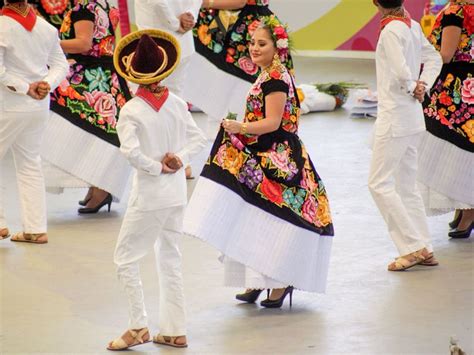 Trajés De Su Indumentaria
