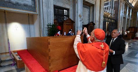 რომის პაპი ფრანცისკე რომში სანტა მარია მაჯორეს ბაზილიკაში დაკრძალეს