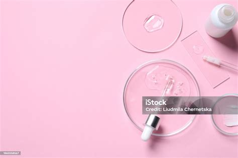 분홍색 배경에 샘플이 있는 화장품 세럼과 페트리 접시 병 평평하게 놓여 있습니다 텍스트를 위한 공간 0명에 대한 스톡 사진 및 기타 이미지 Istock