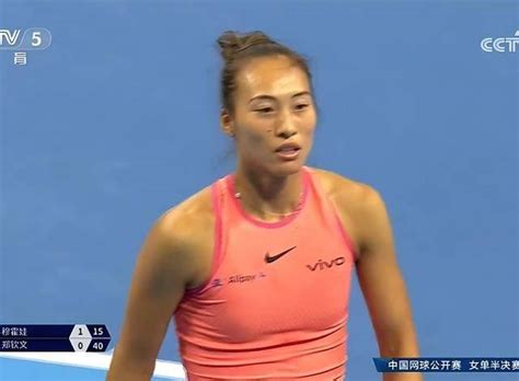 郑钦文哭了！意外摔倒手指受伤：紧握球拍不放弃，令人动容穆霍娃半决赛成功