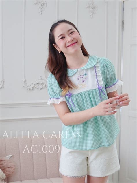 Alitta Caress Ac1009 เสื้อสีเขียวพาสเทลลายสก็อต ปกคอบัว ตรงอกปักดอกไม้เล็ก เเต่งระบายสีขาว