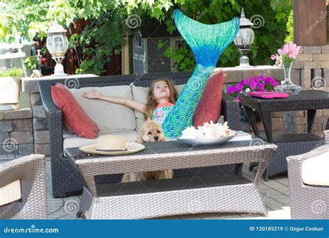 Het Jonge Meisje Spelen In Een Kleurrijke Meerminuitrusting Stock