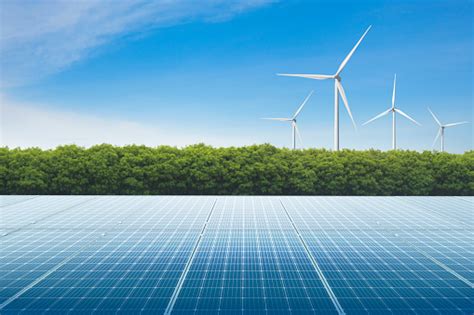 푸른 하늘에 풍력 터빈이 있는 태양 전지판 청정 에너지의 혁신 에너지 공급 에너지 분배 발전소 에너지 전송 고전압 공급 환경을 위한 친환경 기술 연료 및 전력 생산에 대한