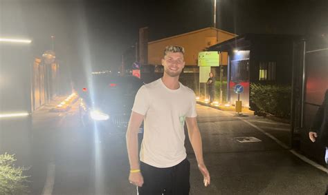 جوزپ مارتینز برای حضور در تست پزشکی اینتر وارد شهر میلان شد عکس طرفداری