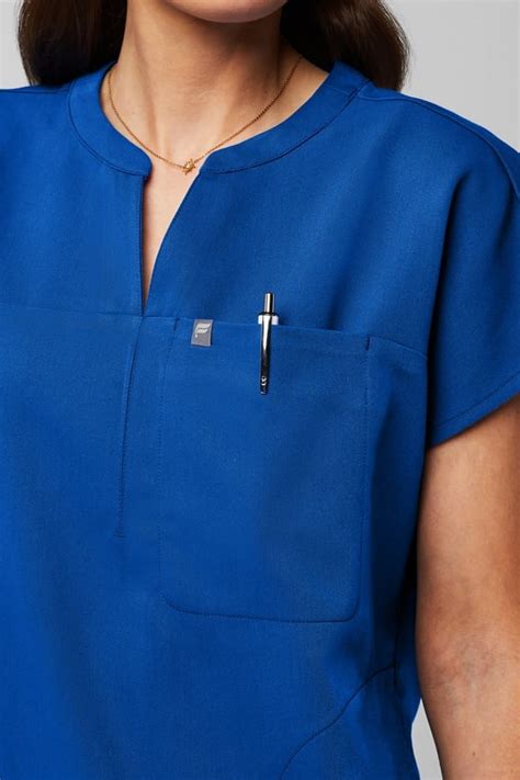 Evolve Scrub Top Fabletics