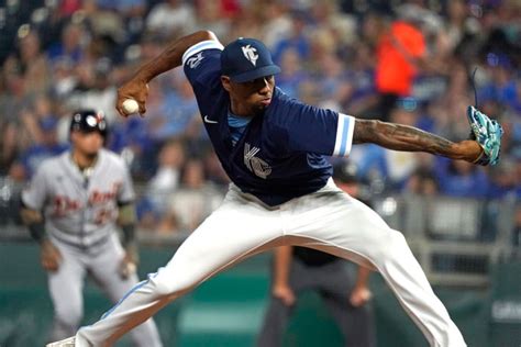 Royals Trade Rhp José Cuas To Cubs For Nelson Velázquez