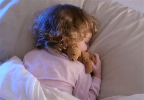 A 3 Ans Elle Reste Seule Pendant Que Sa Mère Va En Boîte Elle