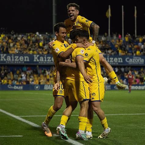 203 Sillas Vacías Para Recordar En La Cena Del Shabat A Los Rehenes Cautivos De Hamás