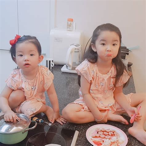 소이현♥인교진 귀요미 자매의 일상 야식중~ 아빠 닮아 야식 좋아해 헤럴드 Pop