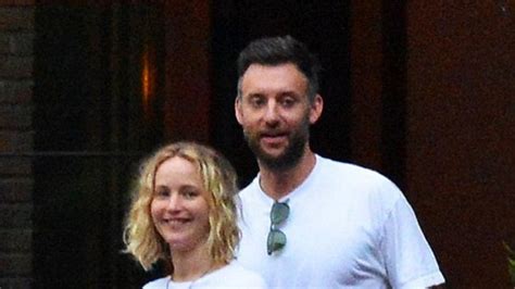 Go Public Jennifer Lawrence Tak Malu Gandeng Pacar Barunya