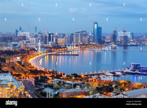 Stadt Baku, Aserbaidschan, mit Blick auf die moderne Skyline an der ...