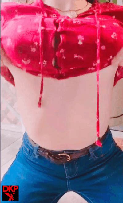 Sevimli Kızıl Saçlı İnce Göğüslerini Açığa Çıkarıyor Sex  Porno