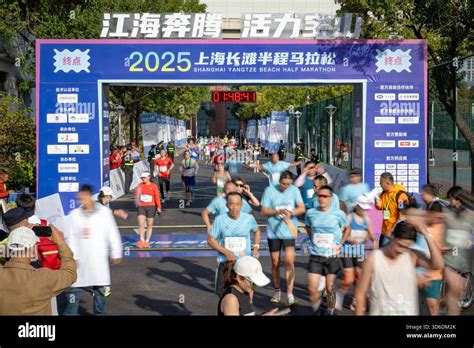 The 2025 Shanghai Yangtze Beach Half Marathon Kicks Off In Shanghai