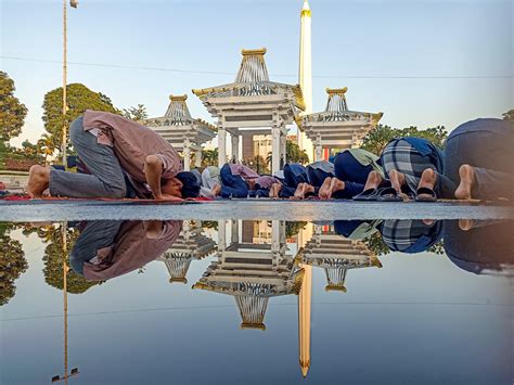 Salat Iduladha Di Tugu Pahlawan Prof Syafiq Mughni Ajak Kenang Kembali