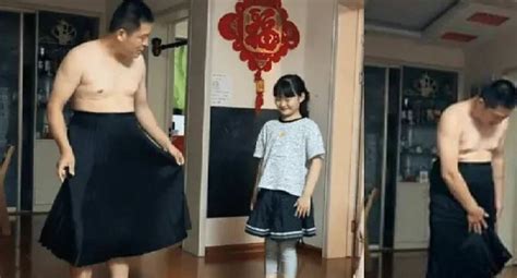 Papá que le enseña a sus hijas a usar falda se vuelve viral en redes