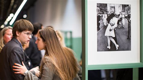 V J Day ‘kiss Photo Stays On Display As Va Head Reverses Department