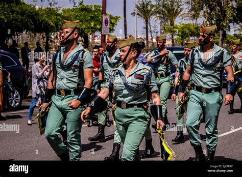 Sevilla, España - 01 de mayo de 2022 Desfile de soldados profesionales ...