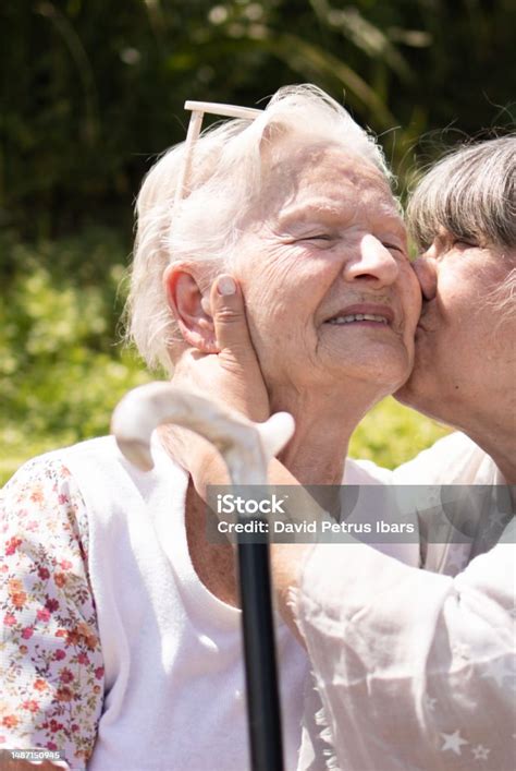 Ältere Mutter Mit Einem Glücklichen Lächeln Und Mit Einem Stock Und