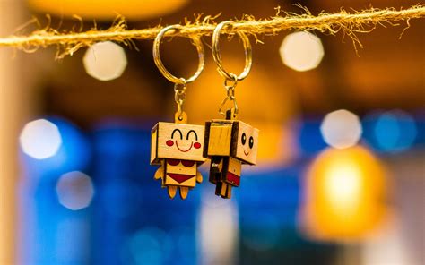 Box Man Couple Key Chain Wallpaper 4k Cute Couple Hanging