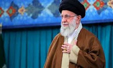 رهبر انقلاب در کنار مادرشان خدیجه میردامادی دهه 60عکس