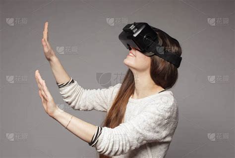 戴着眼镜的虚拟现实的女孩