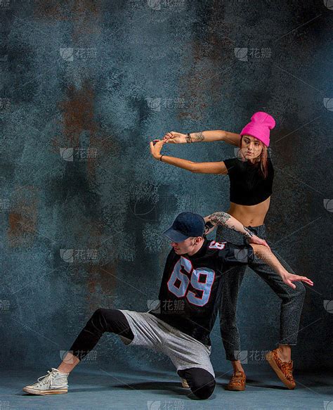 两个年轻的女孩和男孩在录音室跳街舞