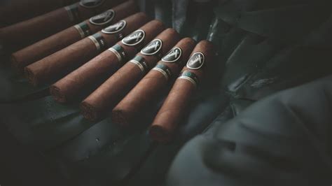 Davidoff Celebrates Its Heritage With Two Limited Edition Cigars Maxim