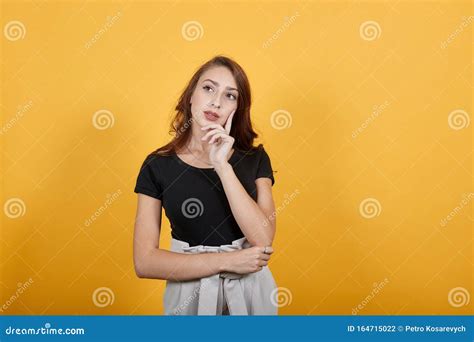 Una Bella Ragazza Di Colore Si Sta Chiedendo Qualcosa Fotografia Stock Immagine Di Modello