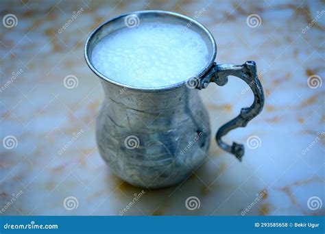 Ayran De Una Bebida Tradicional Turca De Vidrio Vieja Foto De Archivo