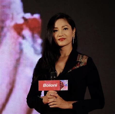 48岁瞿颖不愧是名模，真空穿西装配半身裙亮相，气场强大不输当年 知乎