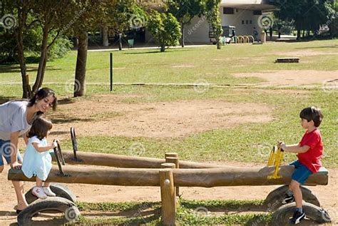 Die Mutter Die Ihren Arten Hilft Verwenden Einen Schaukeltotter