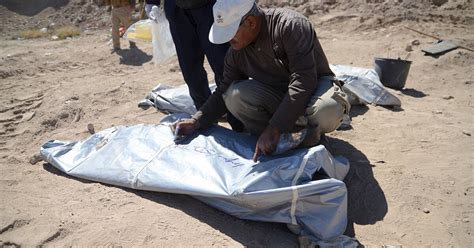 Exhumaron Los Restos De Más De 100 Mujeres Y Niños Kurdos En Una Fosa En Irak Infobae