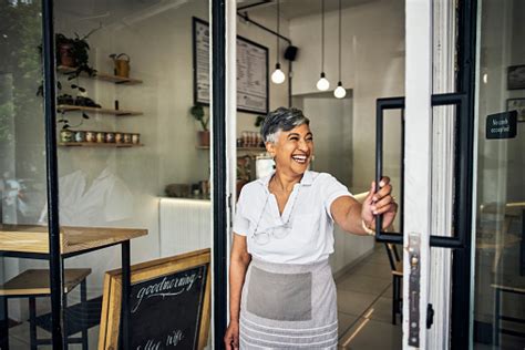Kleine Unternehmen Frauen Und Café Haustür Mit Stolz Für Startup Café Oder Restaurant