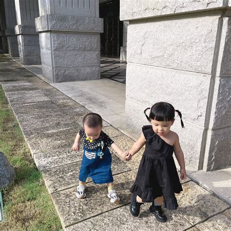 子庭｜女性創業 上海豫園真的哪裡都可以出大片 拍完一套下次還是想嘗試不同風格 在0度穿上這服裝我拍到鼻子都紅了 這家店很親民服務也沒話說 推薦我們當地美食 怕我們冷還幫我們去取餐