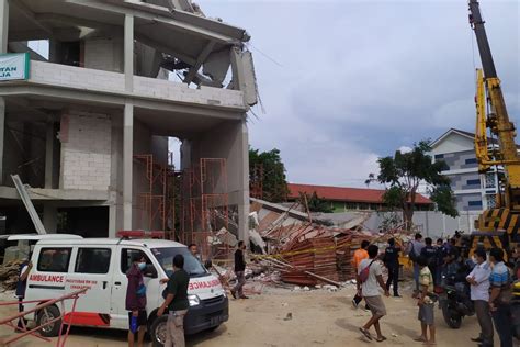 Polisi Selidiki Penyebab Bangunan Sma 96 Jakarta Roboh