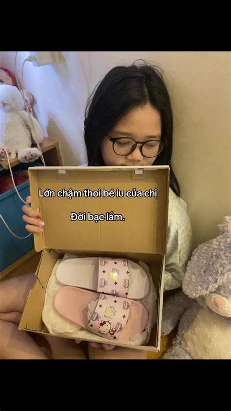 Dép Mcm X Hello Kitty Phiên Bản Cực Hot Tiktok