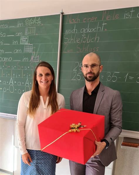 Neuer Beamer Für Die 1 Und 2 Klasse Vs Ms Vs Kiga Neue Mittelschule Volksschule