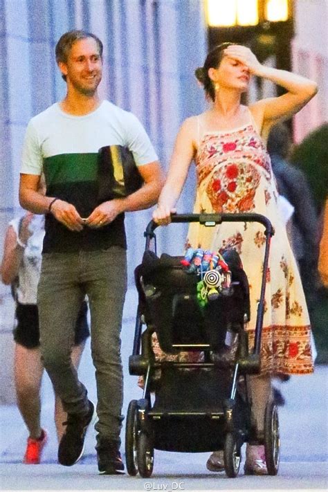 好莱坞影星安妮 海瑟薇抱子散步 萌娃真容首曝光北京时间