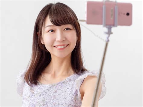 婚活写真の撮影で自撮りはアリ？好印象を与える自撮りのやり方を解説 おすすめの写真スタジオが見つかる写真館アワード