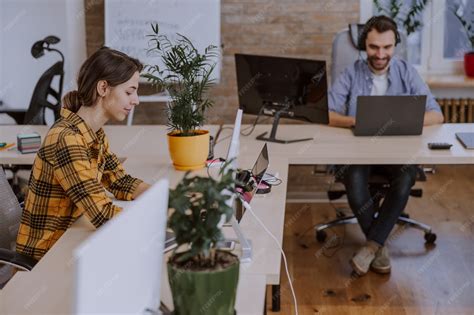 Proceso De Trabajo En Una Oficina Moderna Foto Premium
