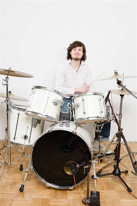 男架子鼓手和他的朋友图片 女人将手搭在打架子鼓的男人肩上素材 高清图片 摄影照片 寻图免费打包下载