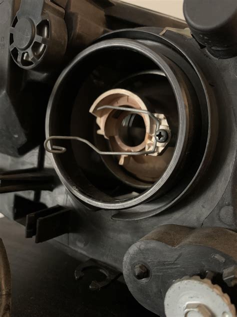 Broken Headlight Clip Rmiatanc