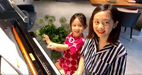 黄多多和妹妹四手联弹 姐妹两人对镜甜笑灵动可爱娱乐频道中国青年网