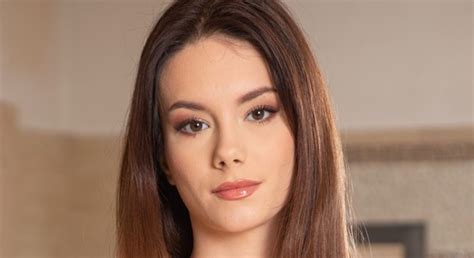 Liz Ocean Work Biography Net Worth And Rise As A Hungarian Social