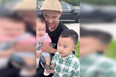 铁锤跟大爷吹，结果被爸爸无情拆穿了，太尴尬了爸爸铁锤结果