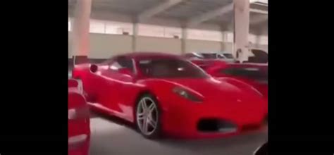 Rebellen Ontdekken Luxe Autocollectie In Verlaten Paleis Van Assad